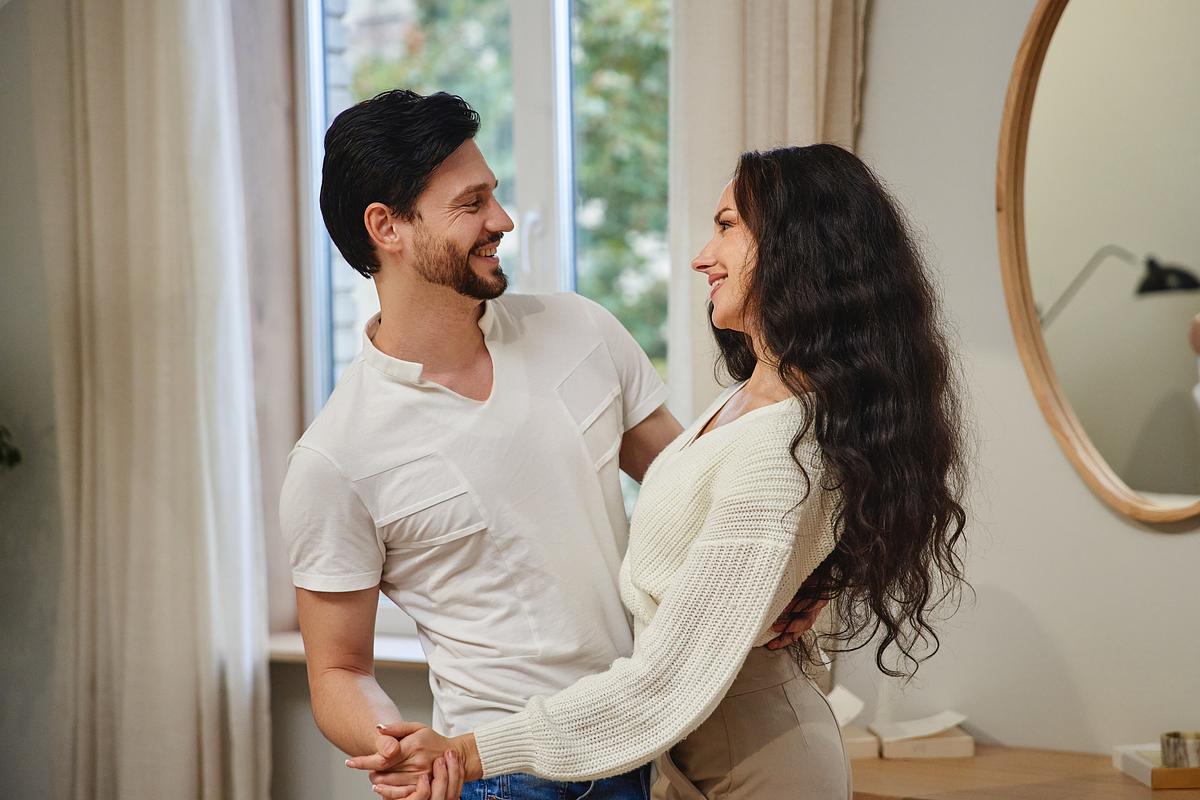 Decoding Body Language: Unspoken Dating and Relationship Cues | Secret ...